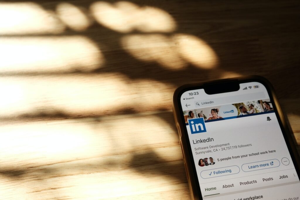 How to Make a Great LinkedIn Profile & Bio for Startup Founders - Tactyqal